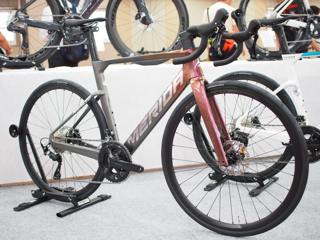 MERIDA REACTO(メリダ リアクト) 2026年モデルを実車画像満載で紹介！｜京都→吹田 チャリンコ通勤！！ 81496.com（バイシクルドットコム）