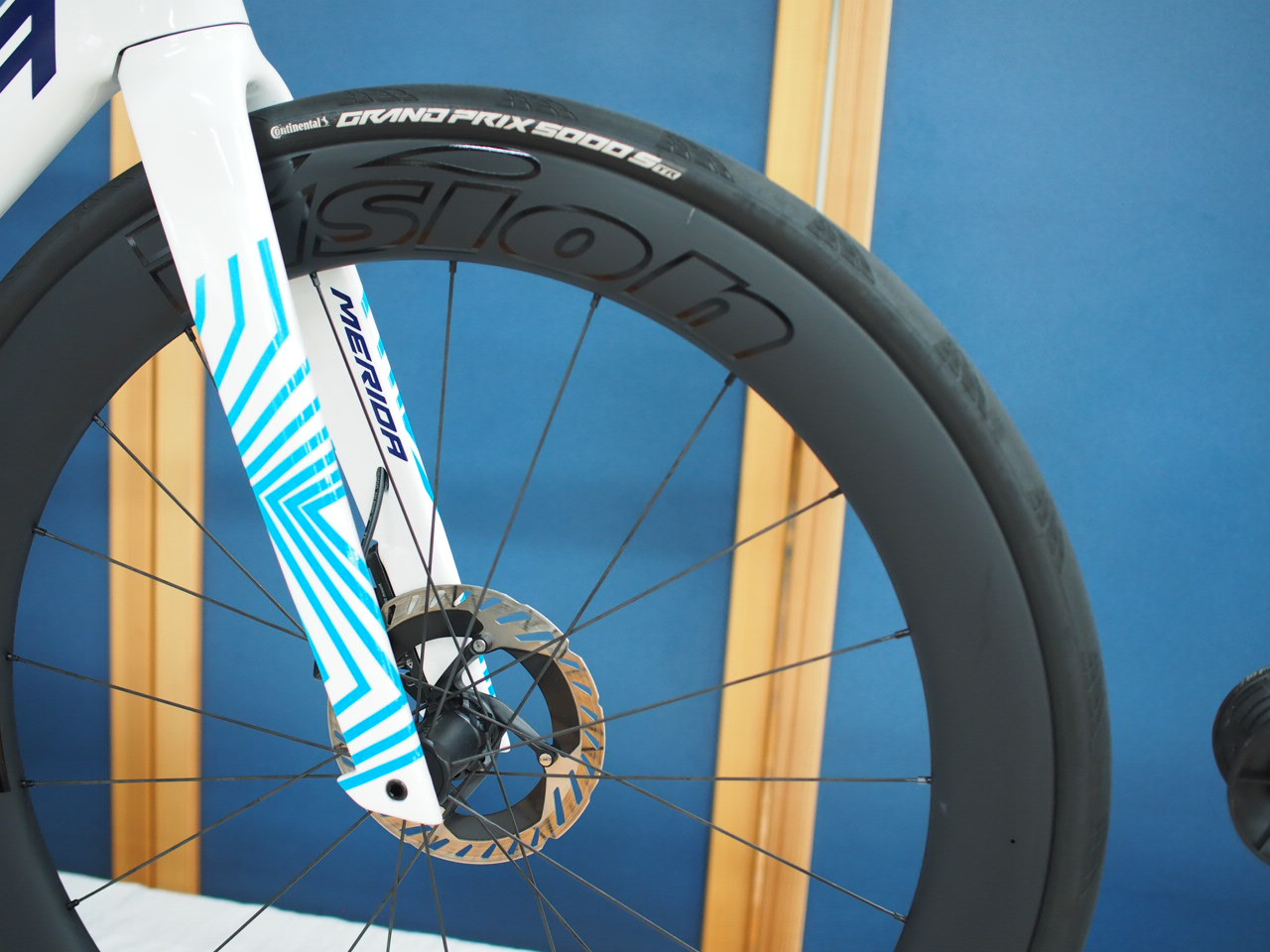 MERIDA REACTO(メリダ リアクト) 2026年モデルを実車画像満載で紹介！｜京都→吹田 チャリンコ通勤！！ 81496.com（バイシクルドットコム）